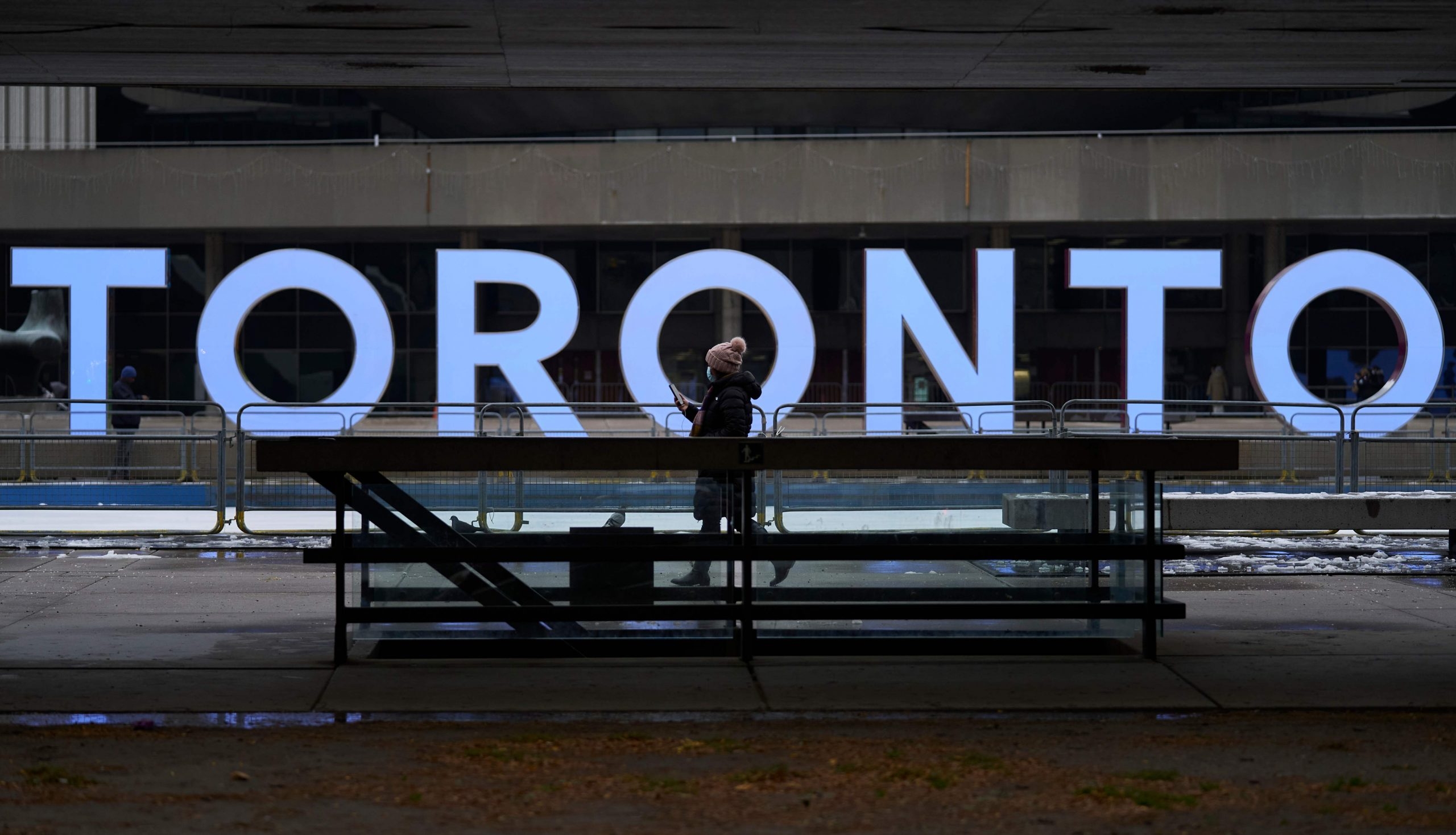 Iconic Toronto sign gets a makeover for Remembrance Week | Toronto Sun