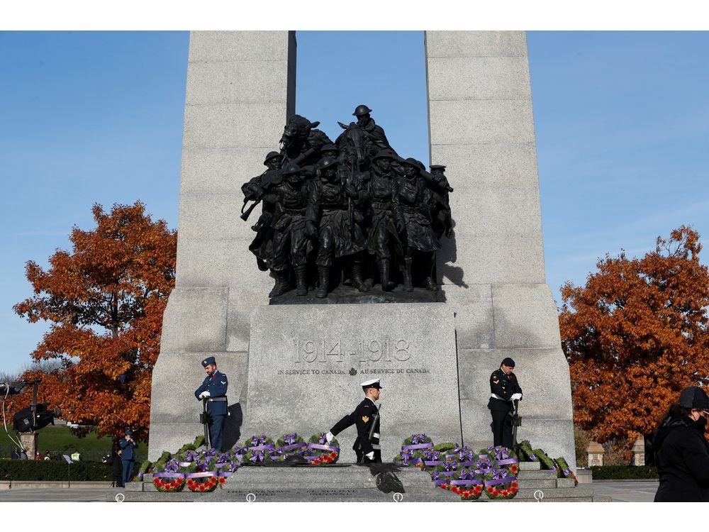 (PHOTOS) Canadians mark Remembrance Day | Toronto Sun