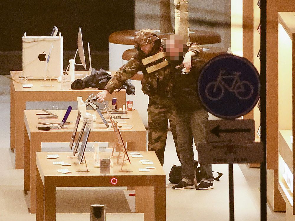 Hostage taker in Amsterdam Apple store dies of his injuries | Toronto Sun