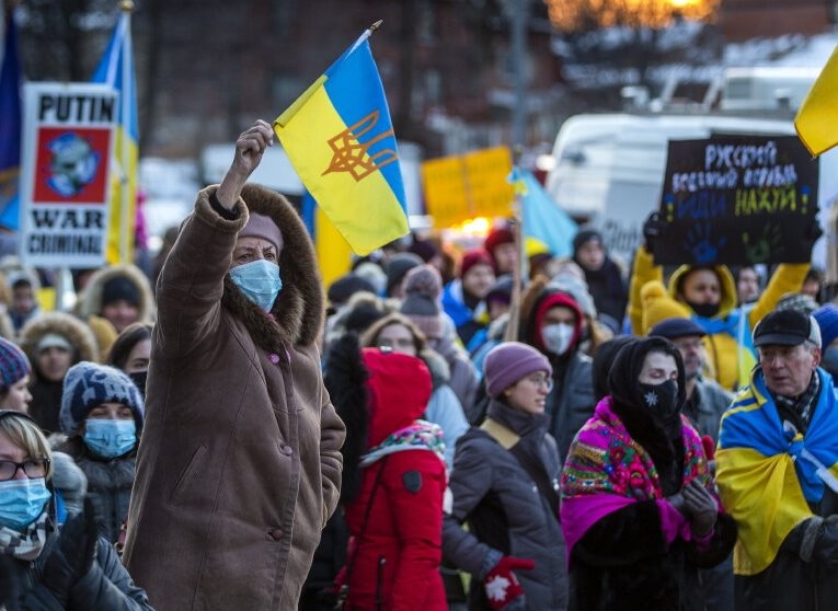 Hundreds gather in Toronto to show support for Ukraine | Toronto Sun