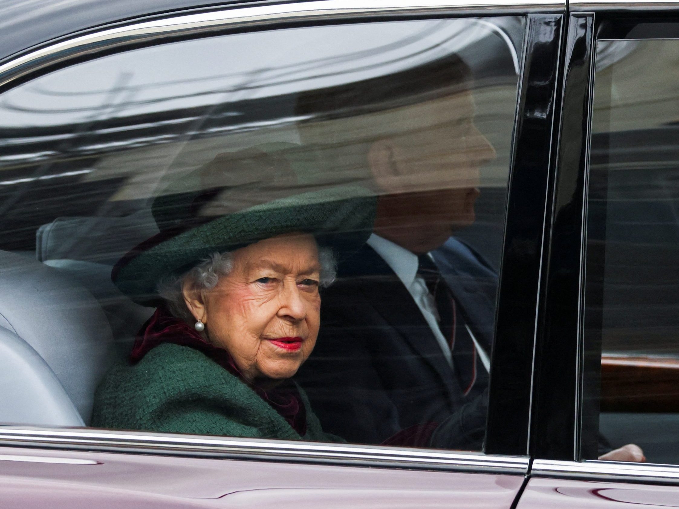 Queen Elizabeth arrives with Prince Andrew for memorial service for ...