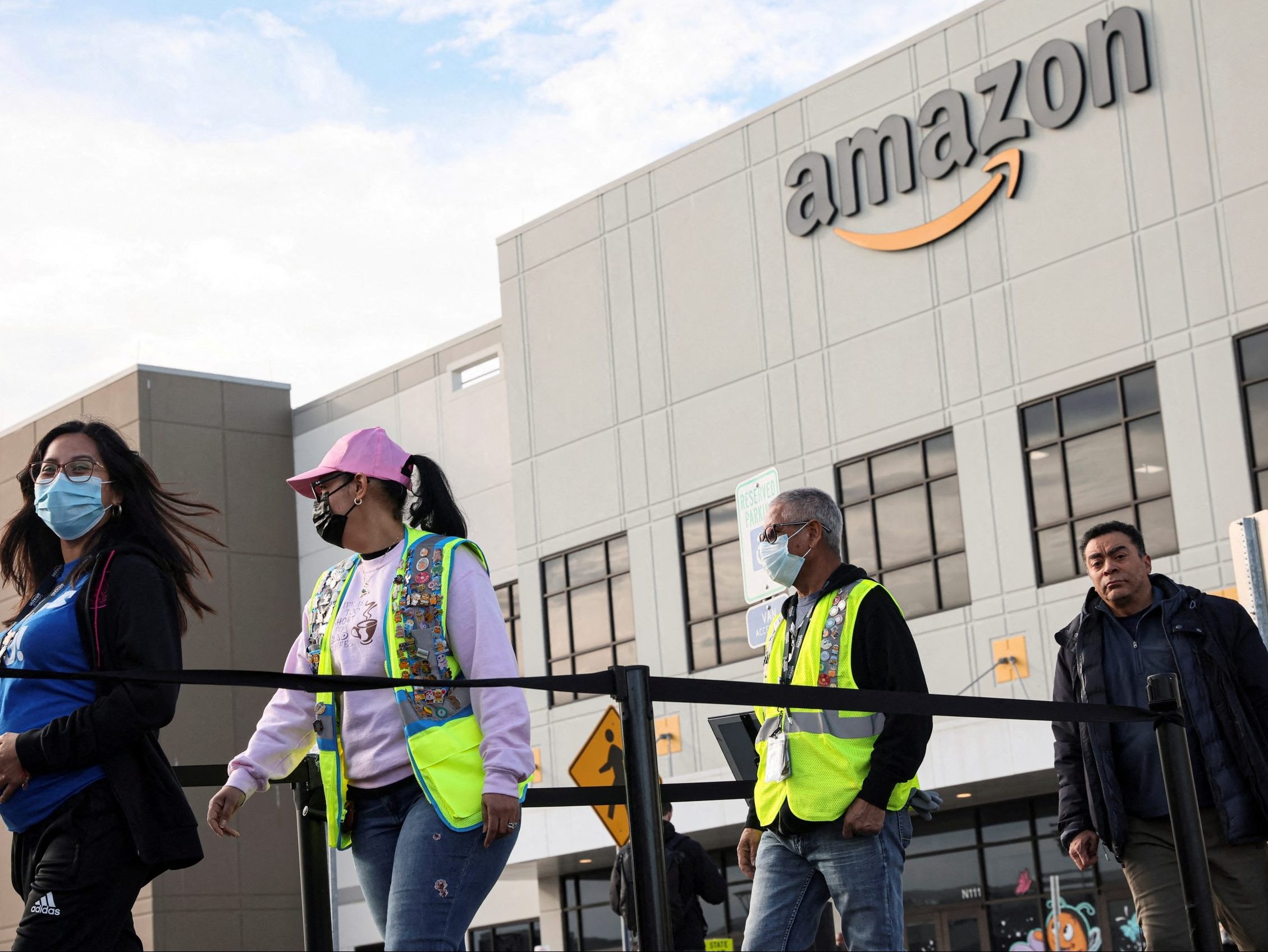 Amazon workers in New York warehouse vote to form union | Toronto Sun