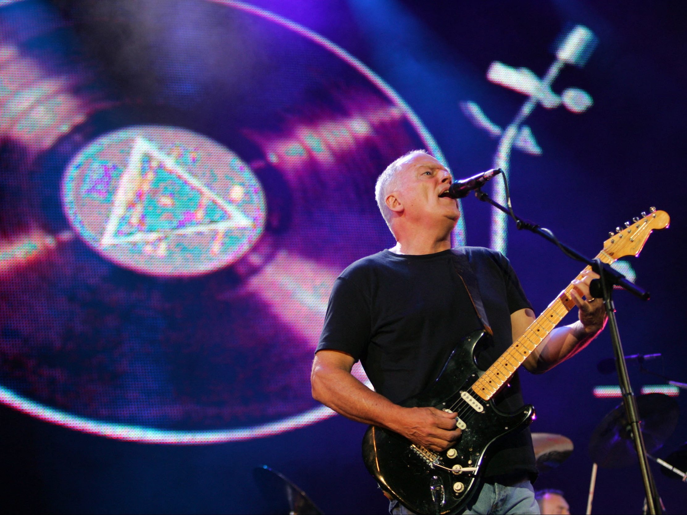 Pink Floyd joins forces with wounded Ukrainian singer in new song ...