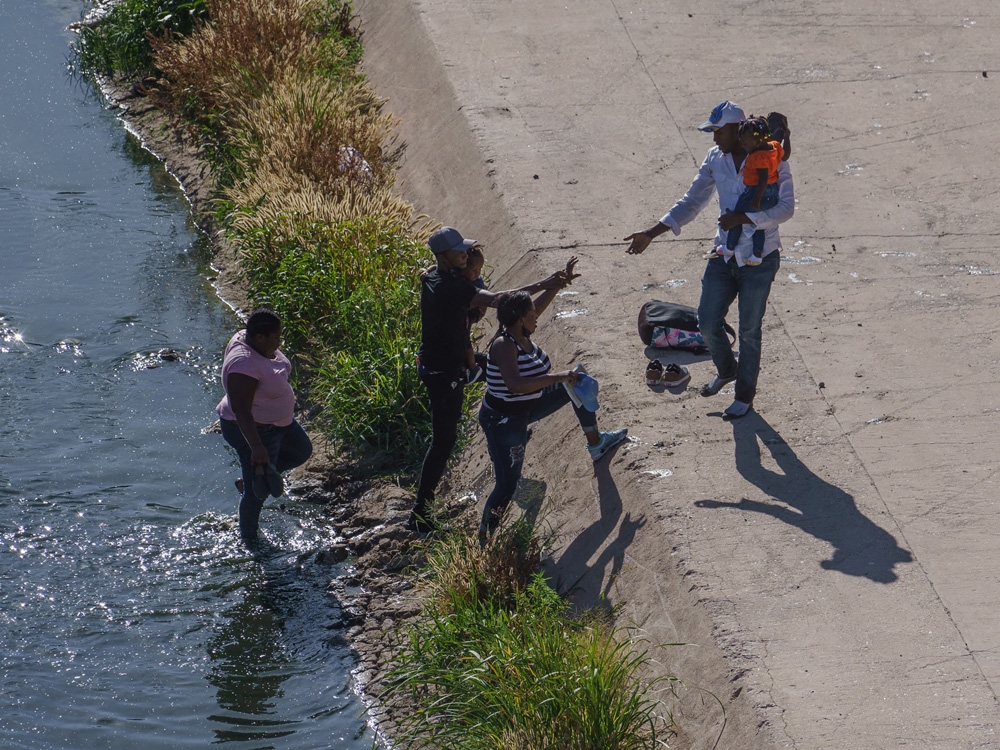 U.S. judge blocks plan to lift COVID border restrictions for migrants ...