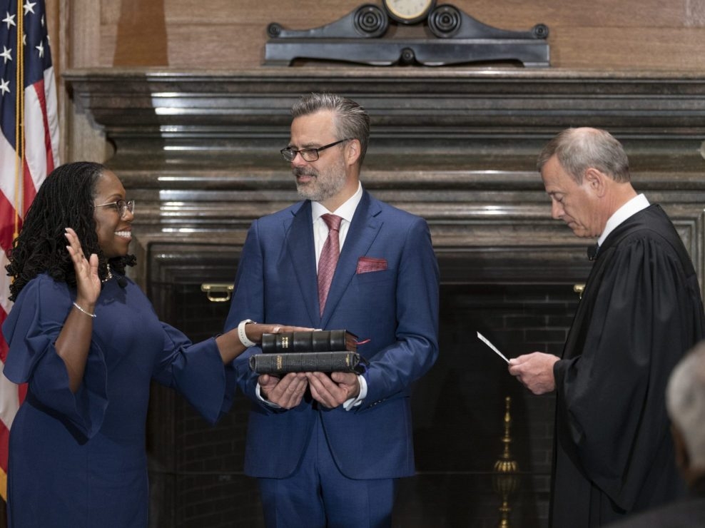 Ketanji Brown Jackson Sworn In 1st Black Woman On U S Supreme Court
