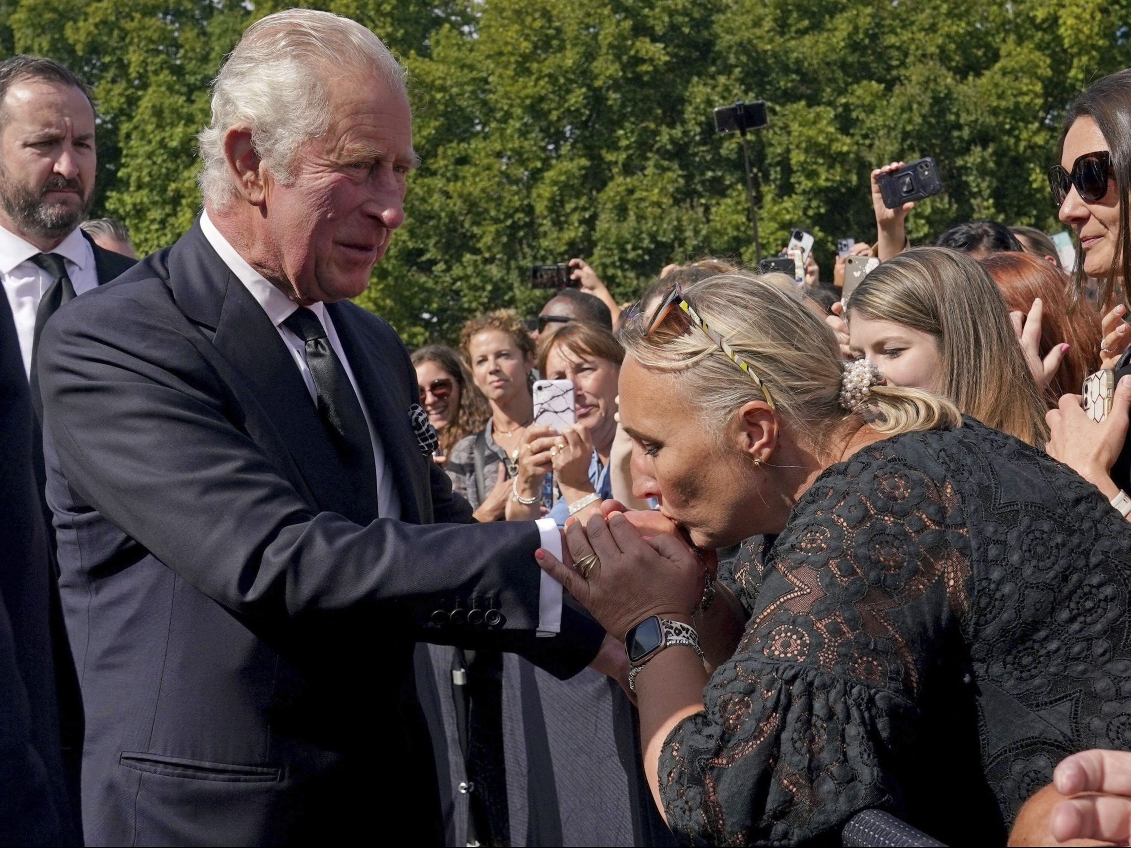 KING CHARLES III: New monarch greets people outside Buckingham Palace ...