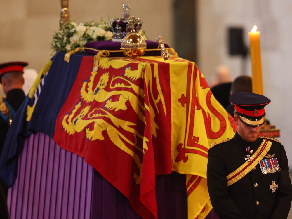 King greets people waiting in shivering temps to pay respects to queen ...