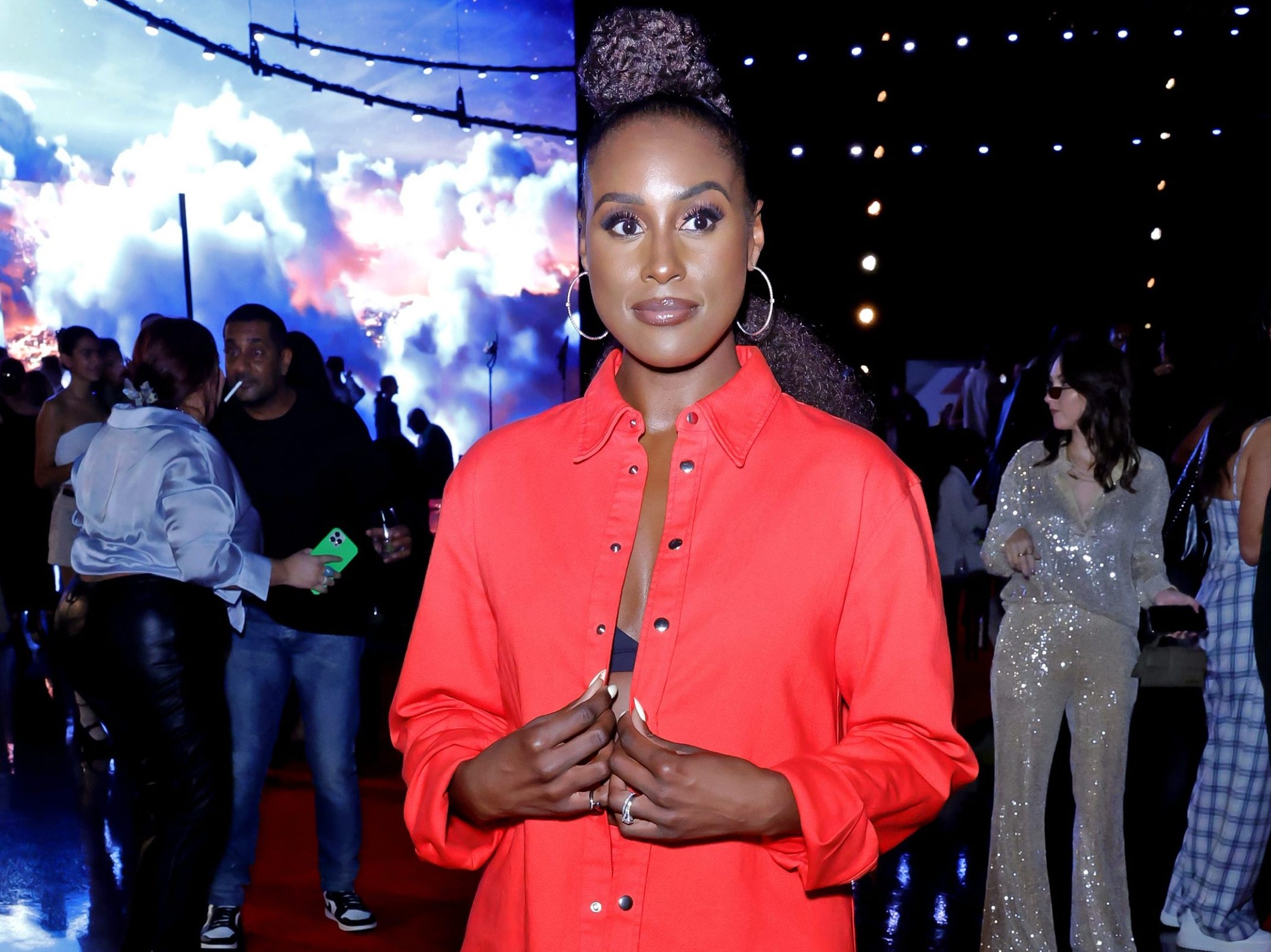 Issa Rae calls out Hollywood for 'protecting' Ezra Miller | Toronto Sun