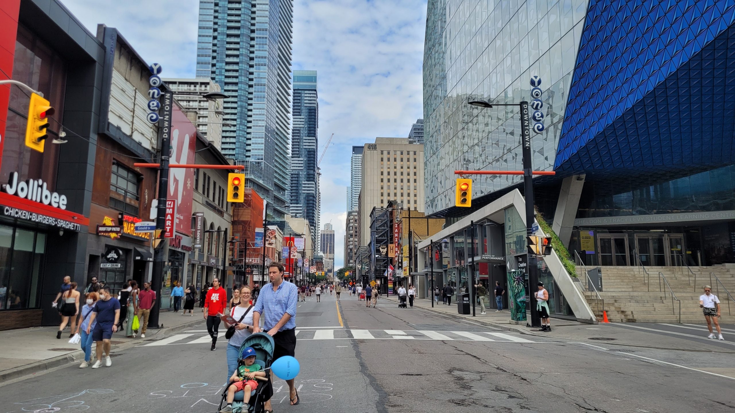 Stats reveal pedestrians flocking back to Yonge St. | Toronto Sun