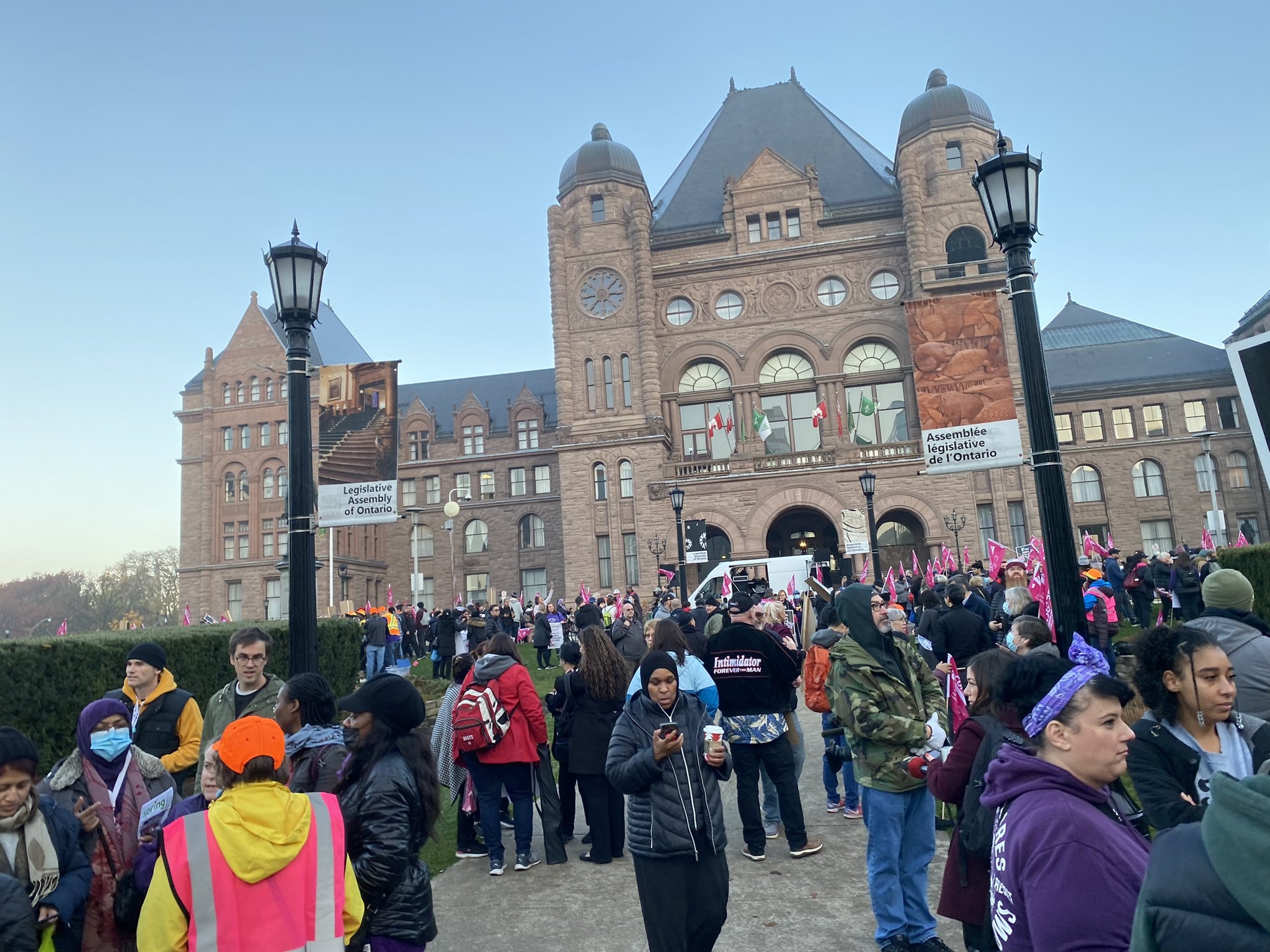 CUPE pickets at Queen's Park, MPP offices as education strike begins ...
