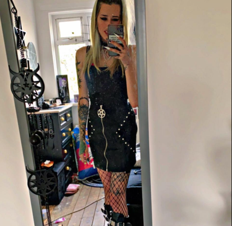 Giggling BDSM killer Shaye Groves obsessed with horror doll Chucky ...