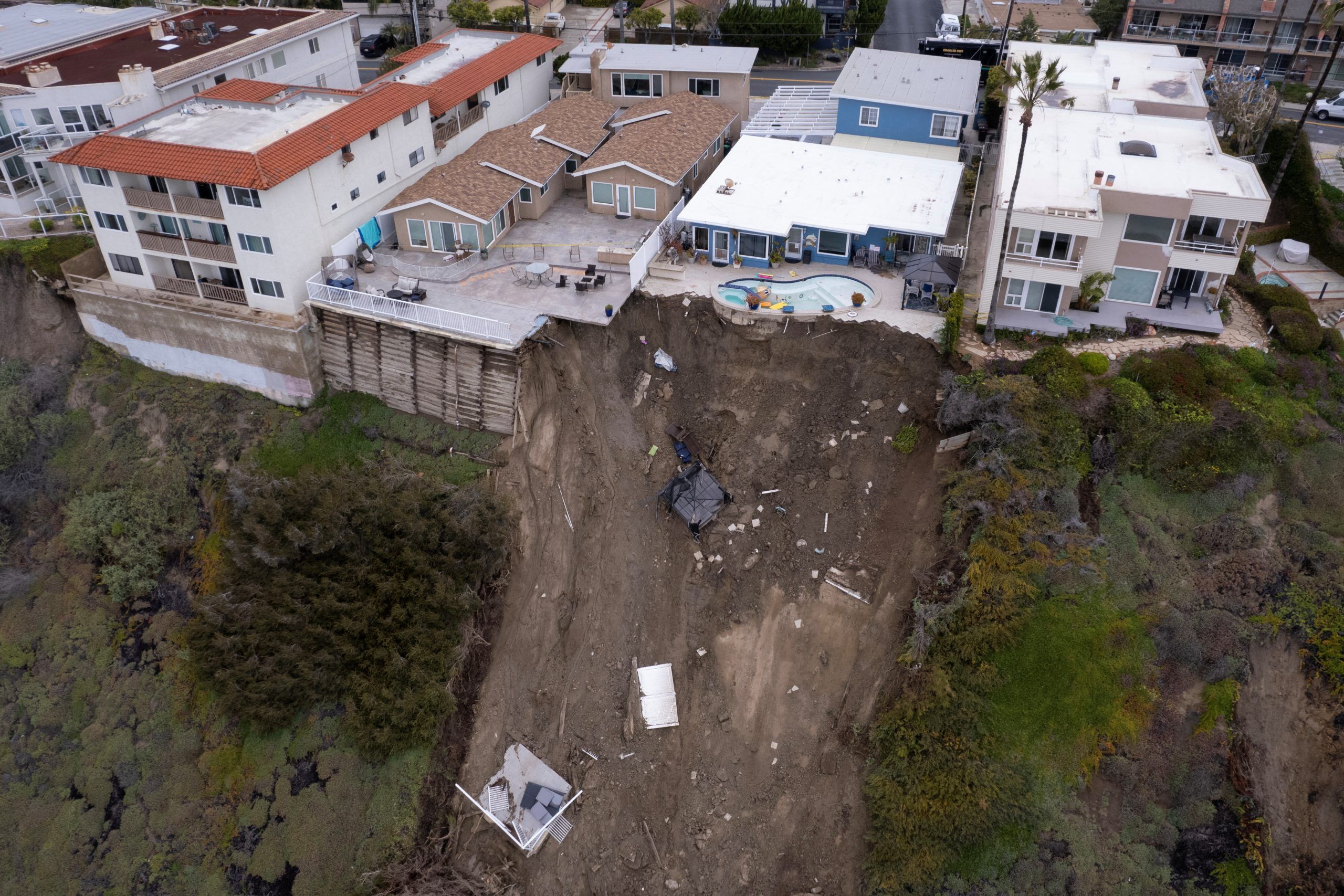 California buildings still in peril from tumbling oceanside cliff ...