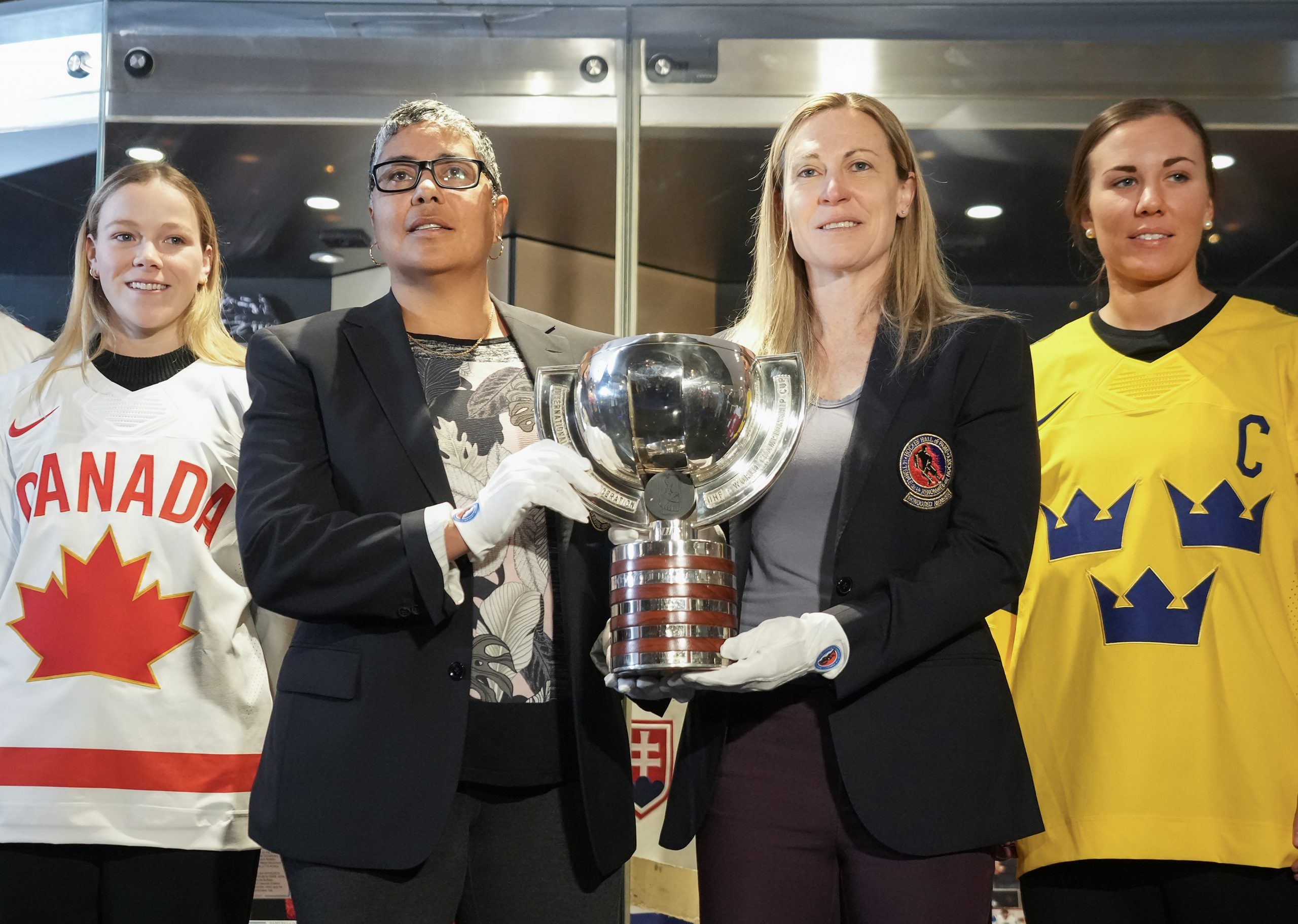 SIMMONS: Women's hockey needs to end the great divide | Toronto Sun