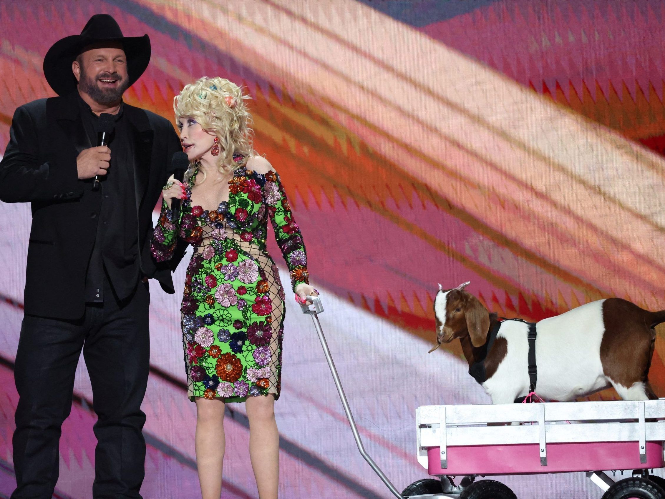 Dolly Parton jokes about a Garth Brooks threesome at ACM Awards | Toronto Sun