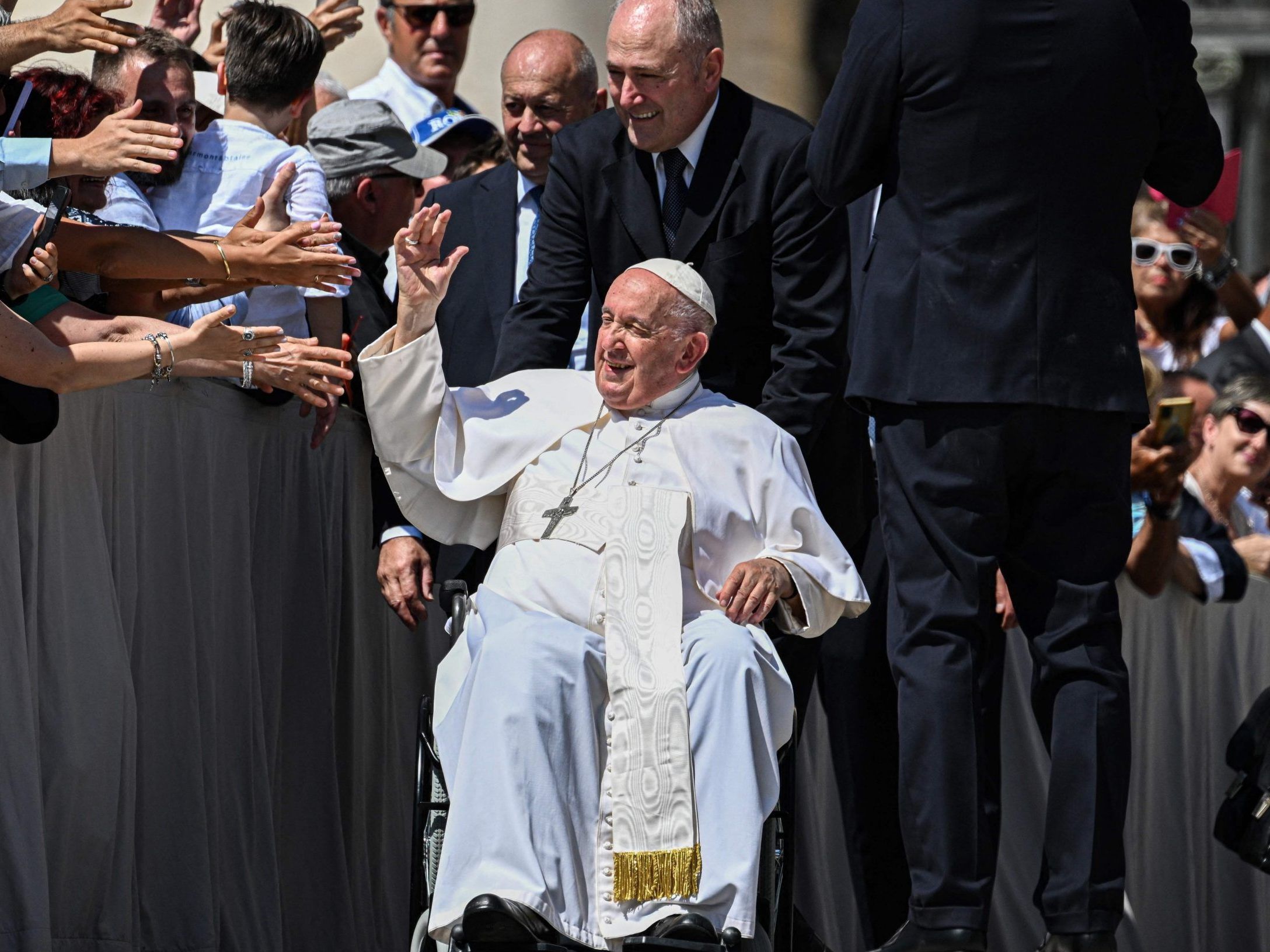 Pope Francis emerges from abdominal surgery without complications ...