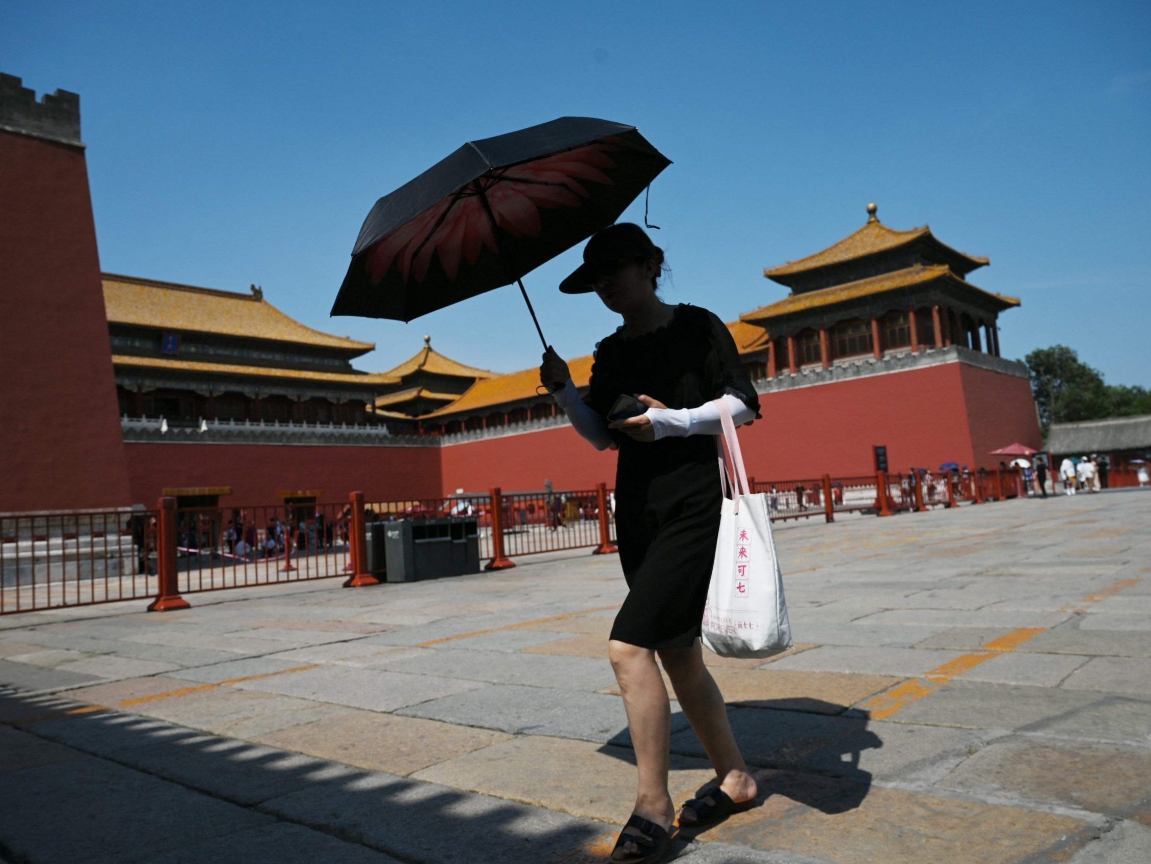 Beijing sizzles under nearly all-time-high temperatures | Toronto Sun