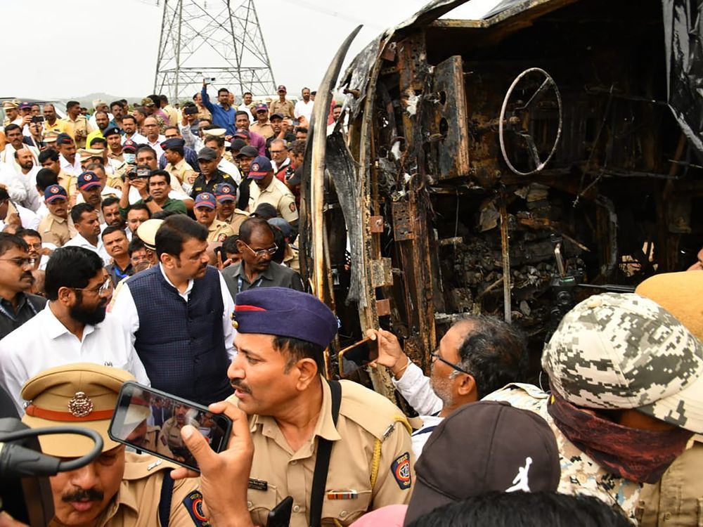 25 dead after bus crashes and catches fire in western India | Toronto Sun