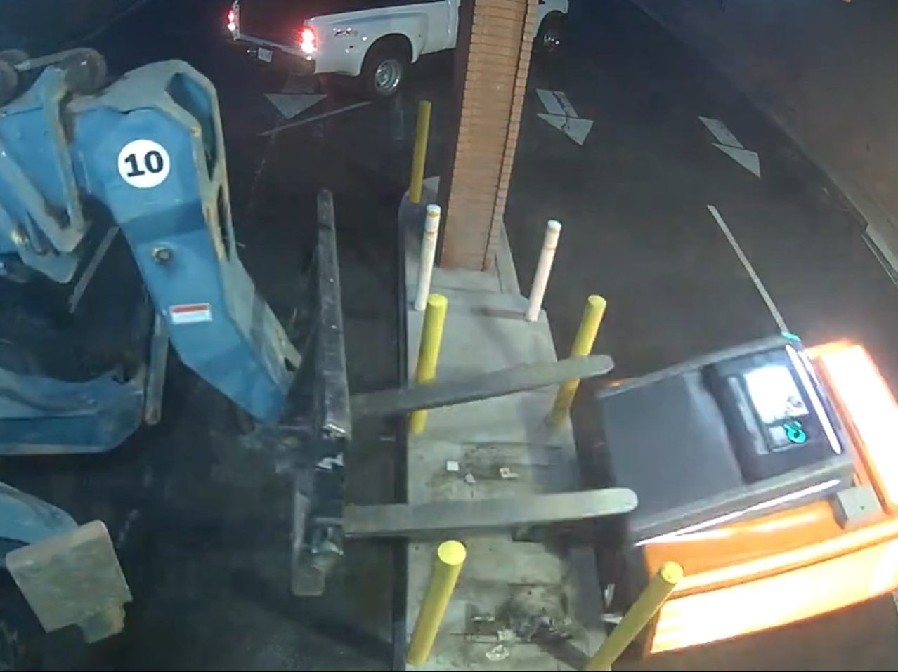 Forklift-attempted ATM robbery goes awry in Sacramento | Toronto Sun