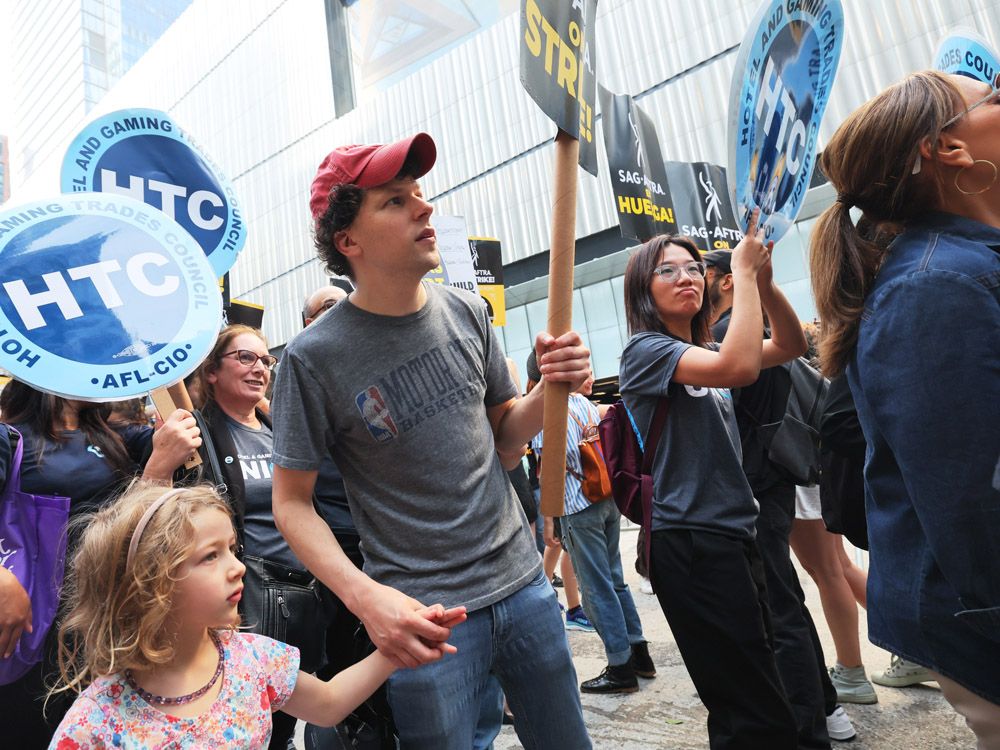 Kerry Washington, Martin Sheen shout for solidarity | Toronto Sun