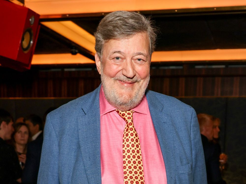 Stephen Fry suffers rib and leg injuries after falling off stage ...