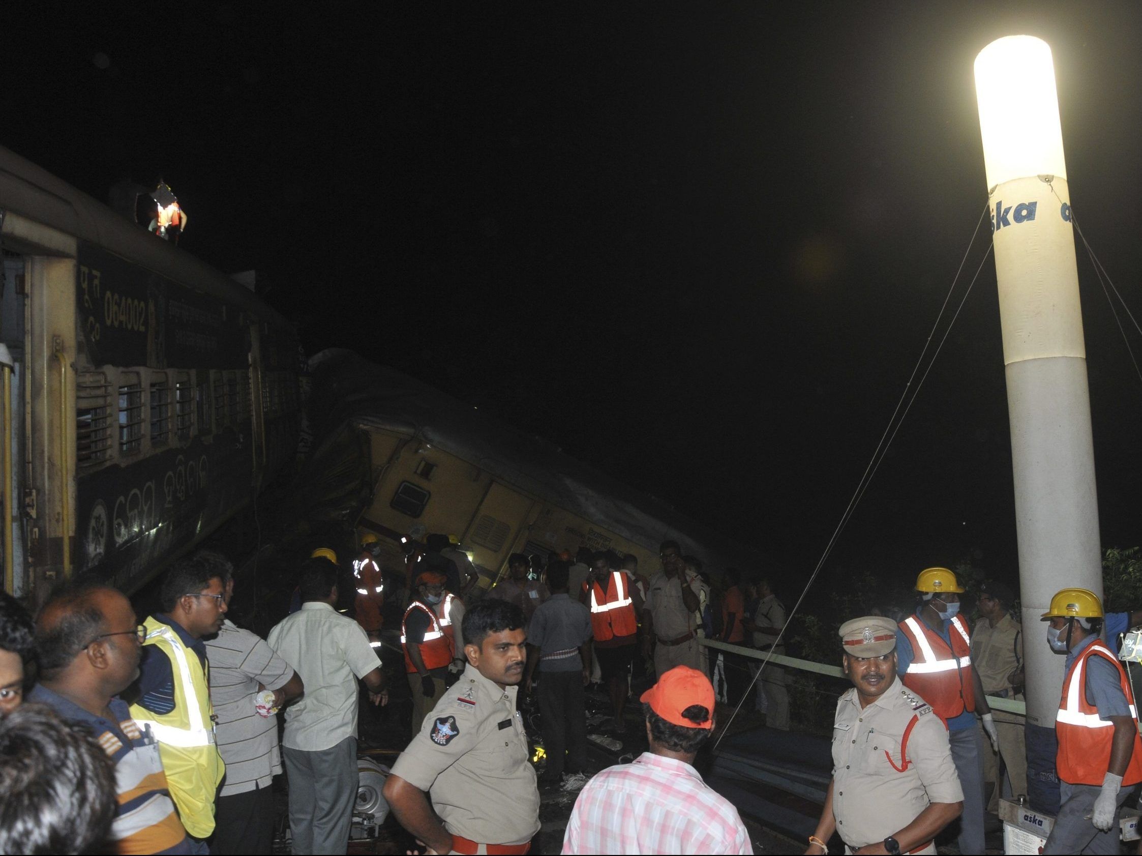 6 people were killed and 40 injured when two trains collided in India ...