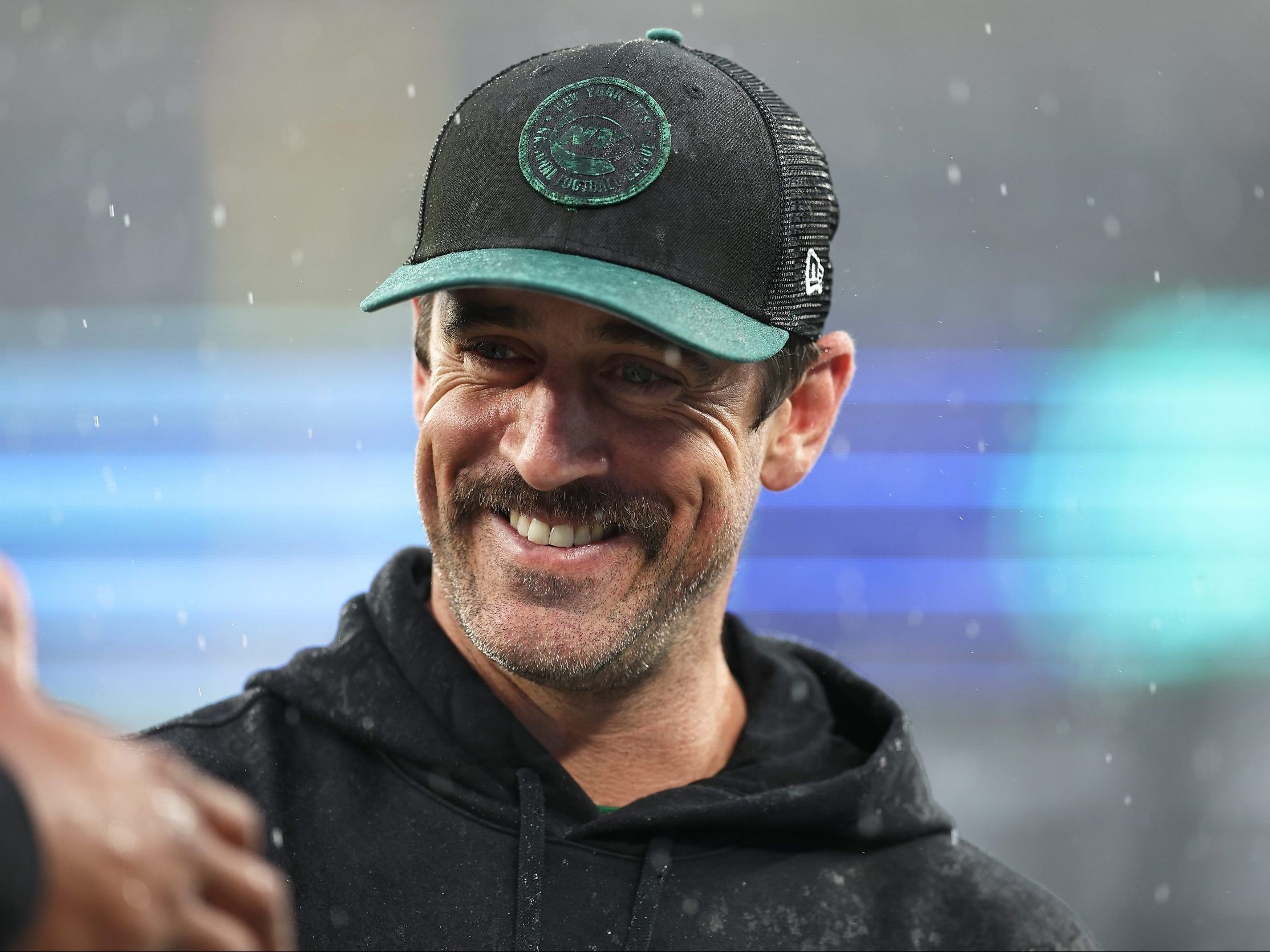 Aaron Rodgers drops back and puts weight on injured leg during warmups ...