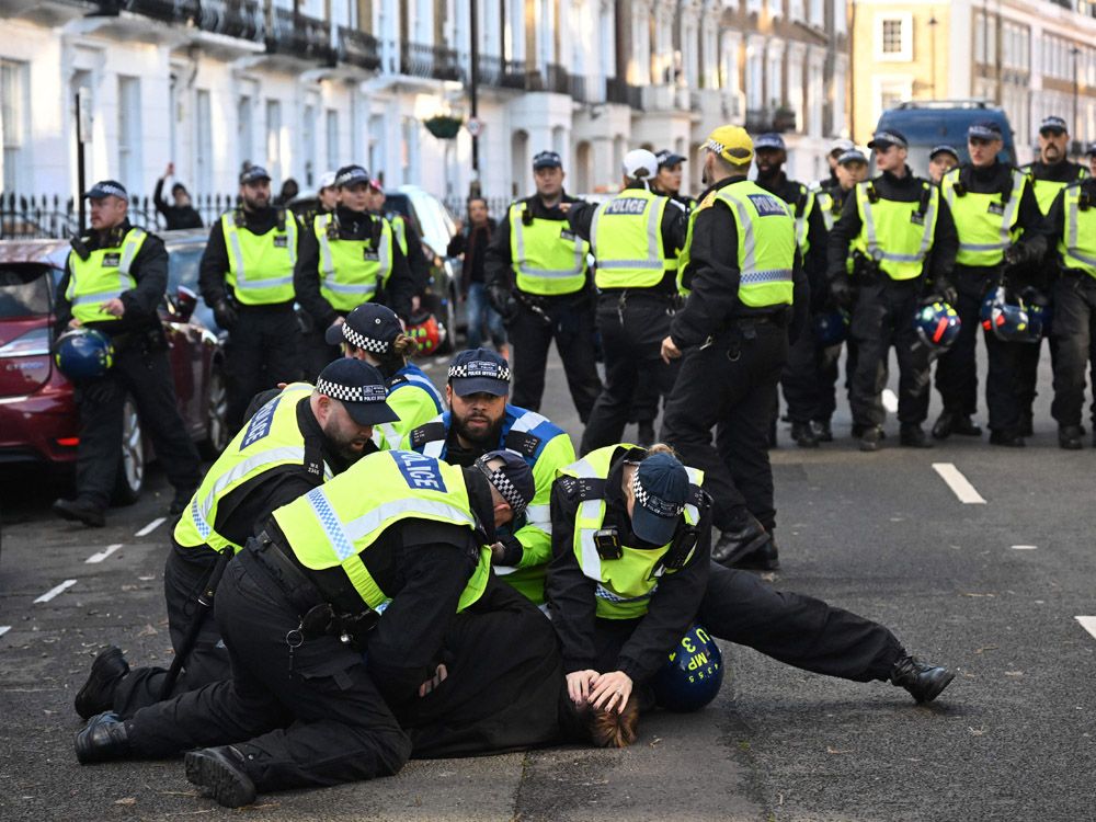 London cops clash with counter-protesters as tensions rise | Toronto Sun