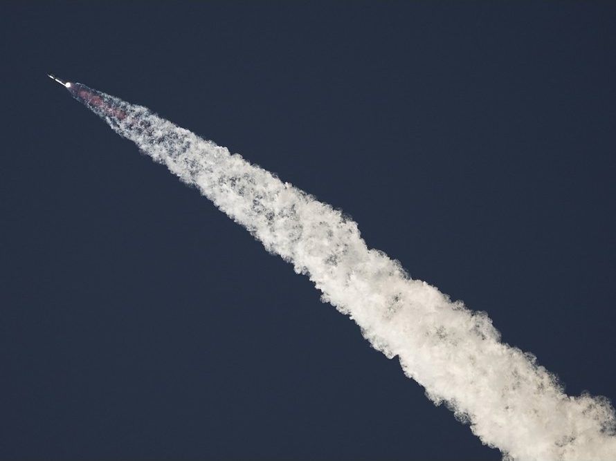 Spacex Launches Its Giant New Rocket Explosions Ends 2nd Test Flight