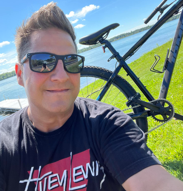 HALL OF FAME HORROR! Falls autograph store robbed for $100K in merch ...