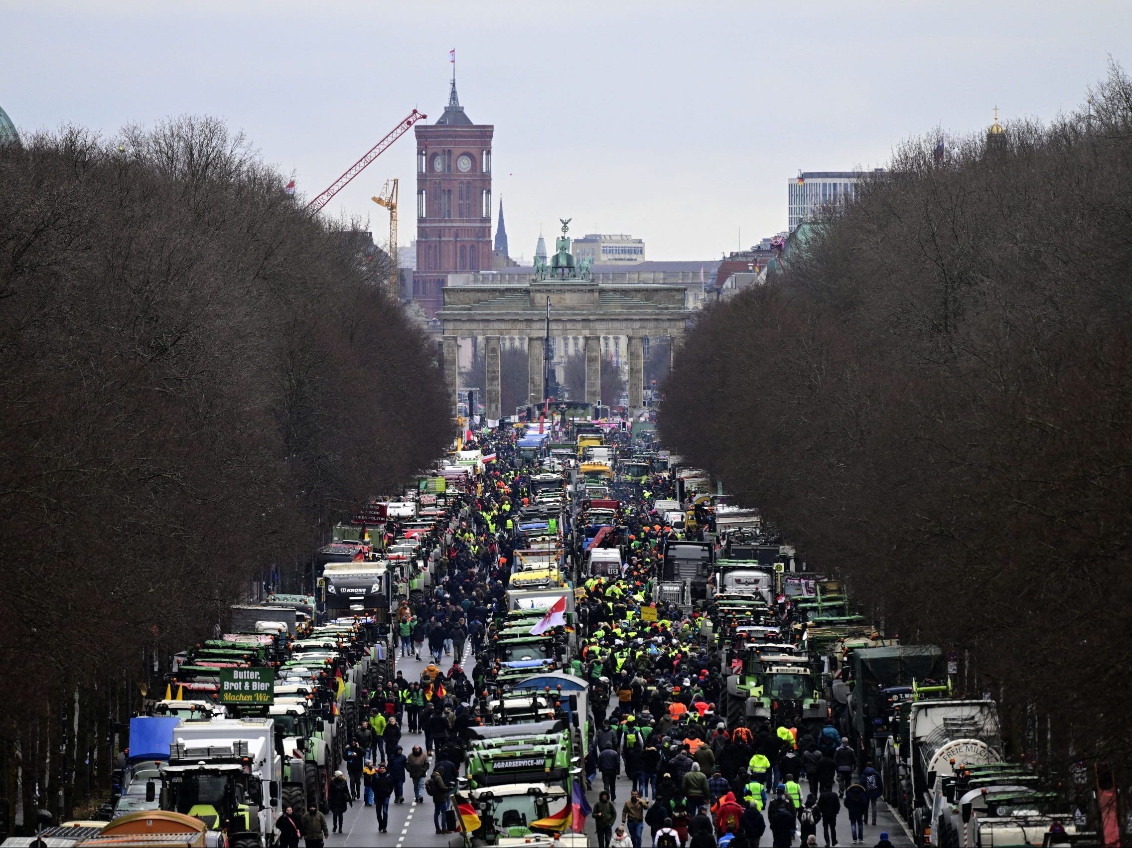 German farmers drive tractors into Berlin to protest fuel subsidy cuts ...