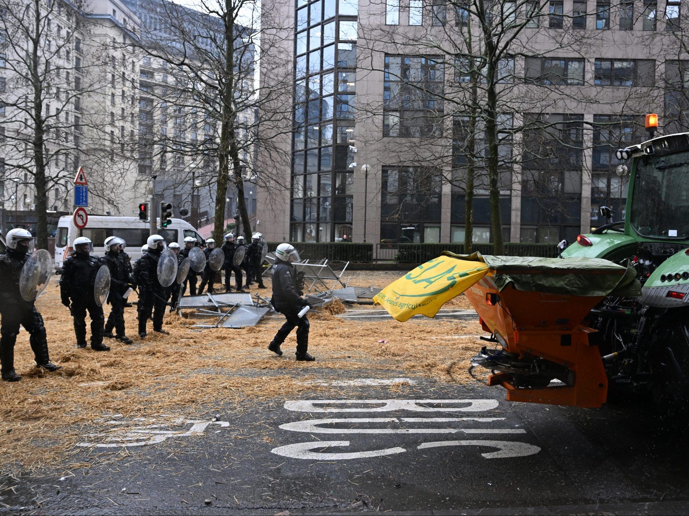 Protesting farmers spray Brussels police with liquid manure | Toronto Sun