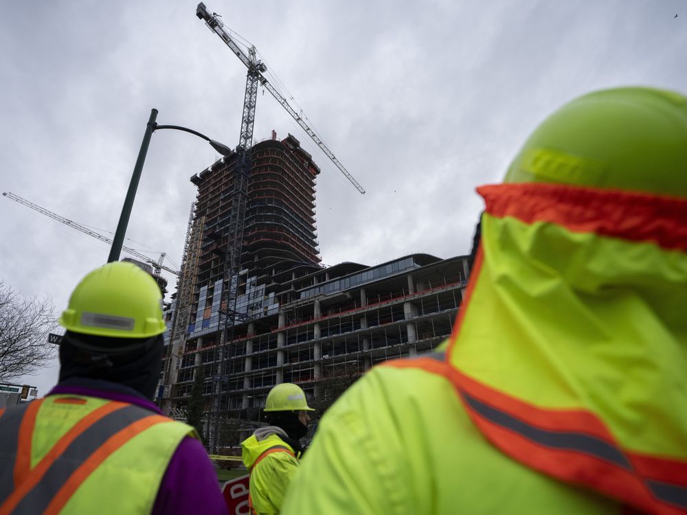 Worker dead after load from crane falls on Vancouver building | Toronto Sun