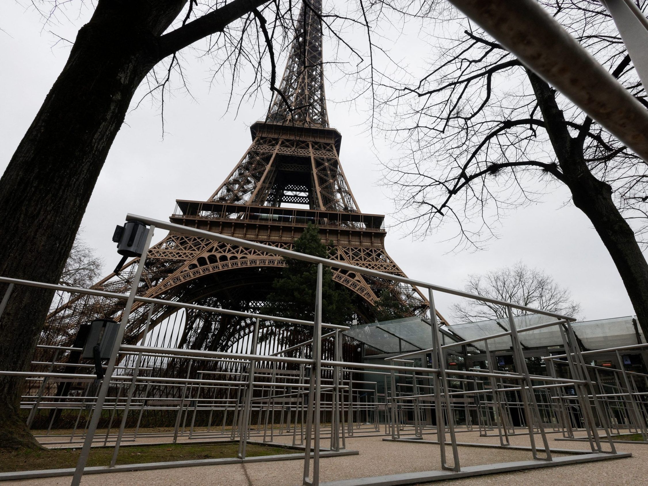 Eiffel Tower reopens to visitors after six-day closure due to strike ...