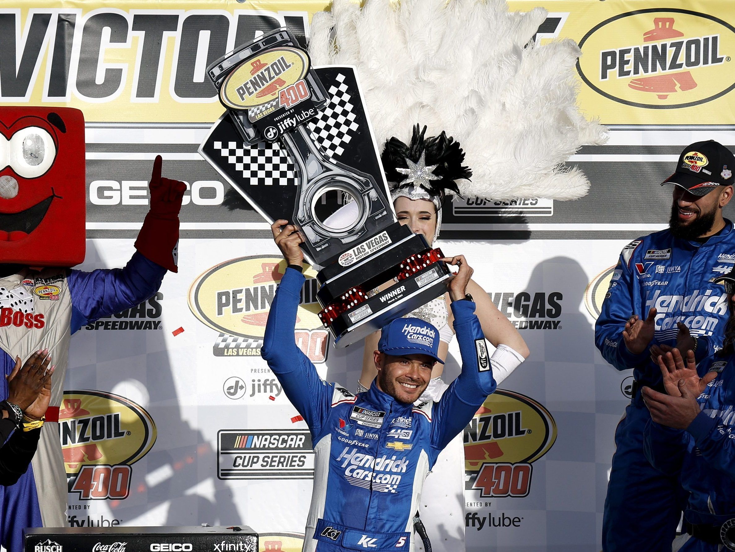 Kyle Larson again wins at Las Vegas to keep Chevrolet undefeated ...