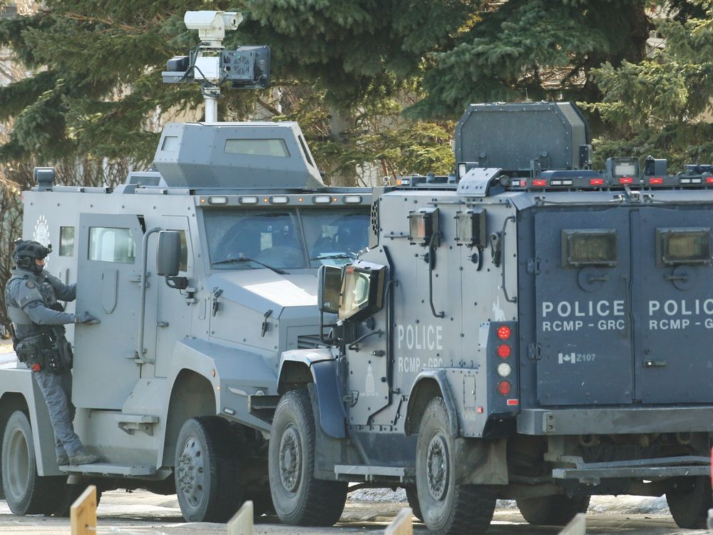 Residents told to seek shelter as Calgary standoff continues | Toronto Sun