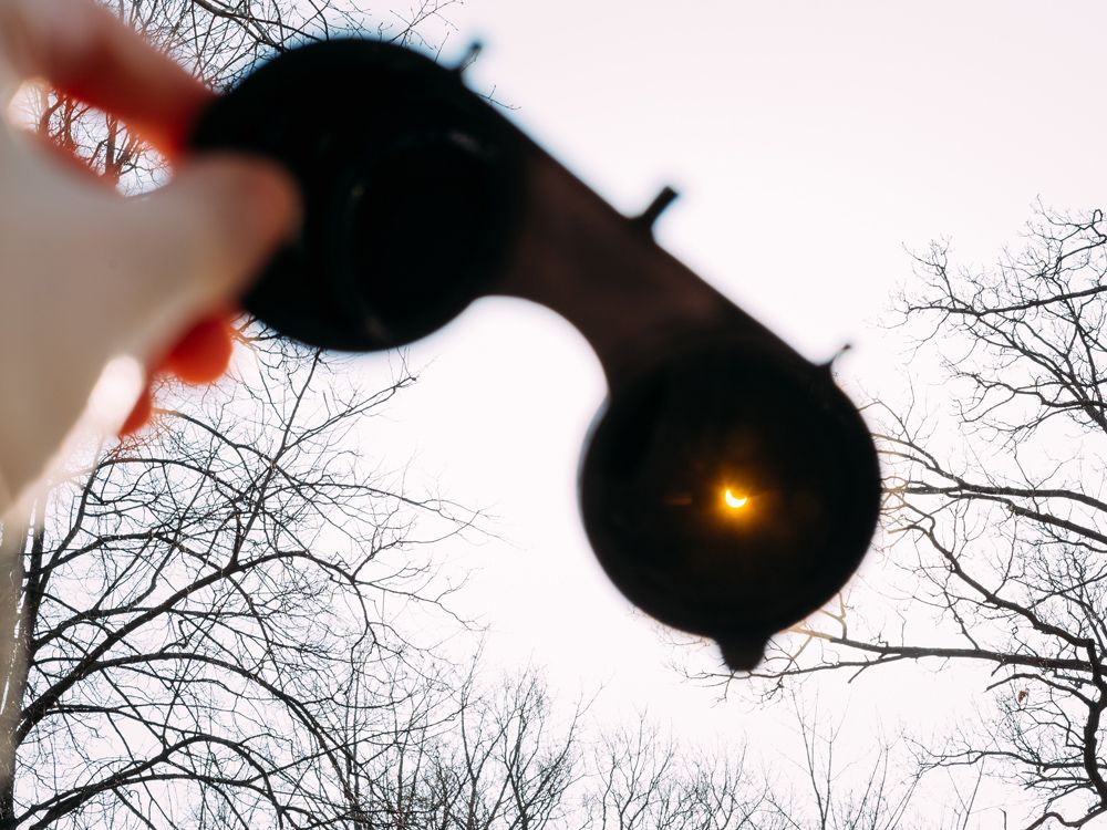 Looking at solar eclipse dangerous without eclipse glasses | Toronto Sun