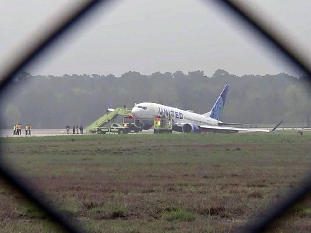 Oops: United Airlines plane rolls off runway in Houston | Toronto Sun