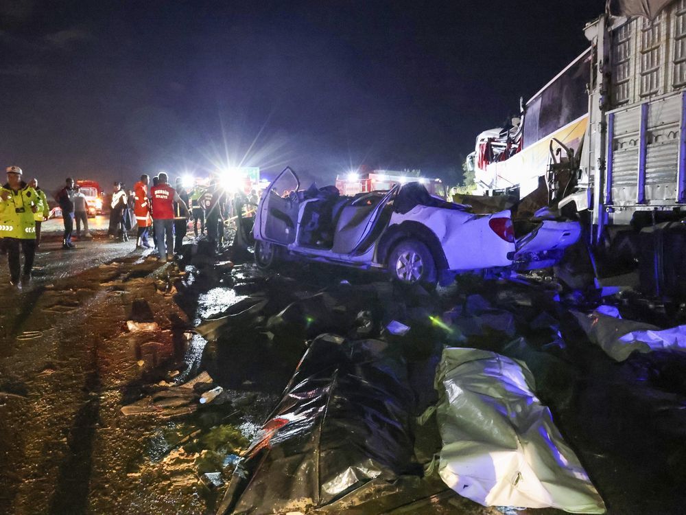 Bus crashes into vehicles in Turkey, leaving 10 dead and 39 injured ...