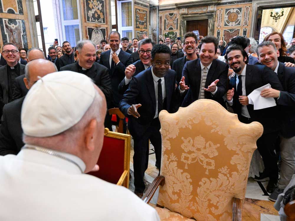 Pope Francis meets more than 100 comedians at the Vatican | Toronto Sun