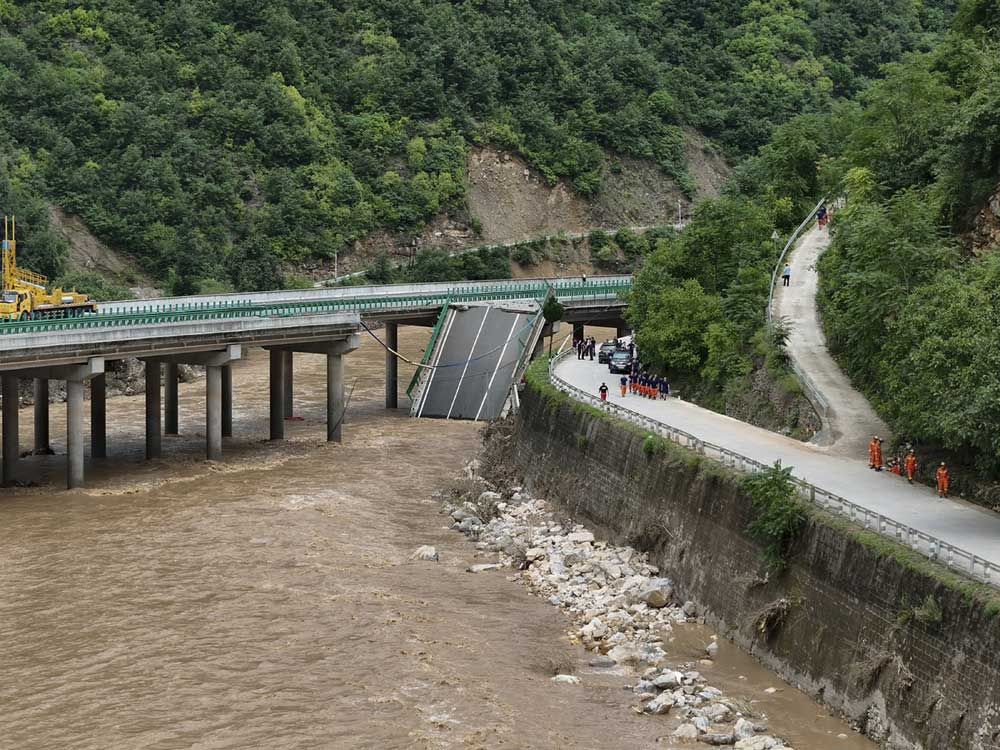 11 dead after highway bridge in China crumbles in flooding | Toronto Sun