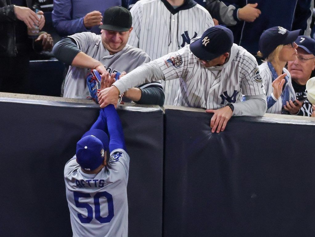 Yankees fan ejected for interfering on Mookie Betts catch | Toronto Sun