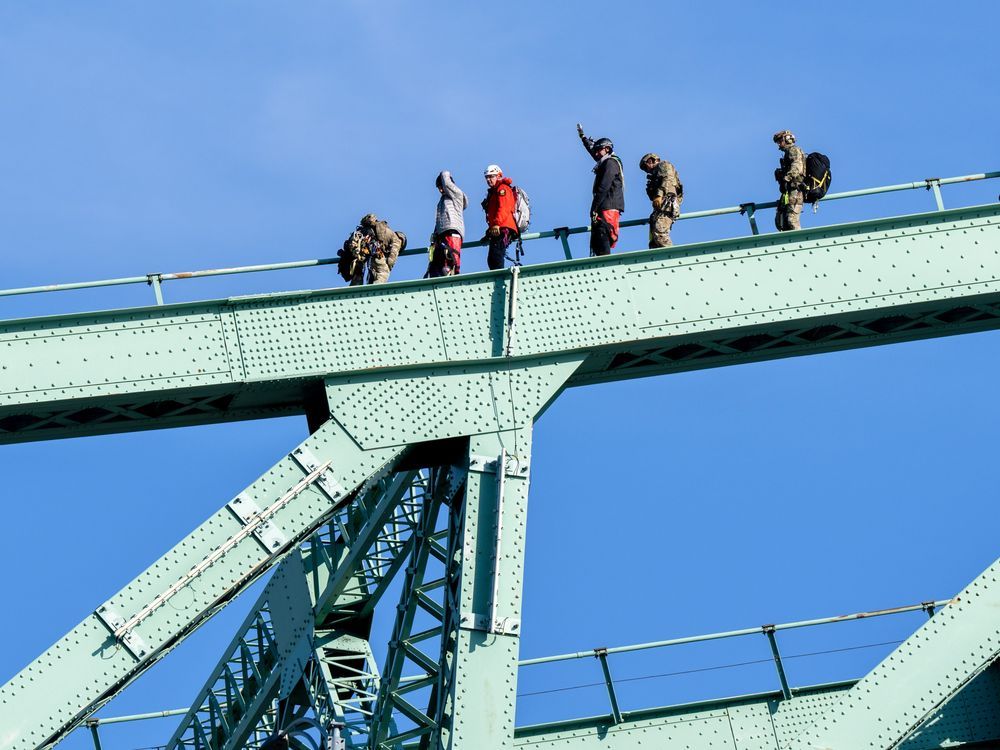 Climate protesters charged after climbing Montreal bridge | Toronto Sun