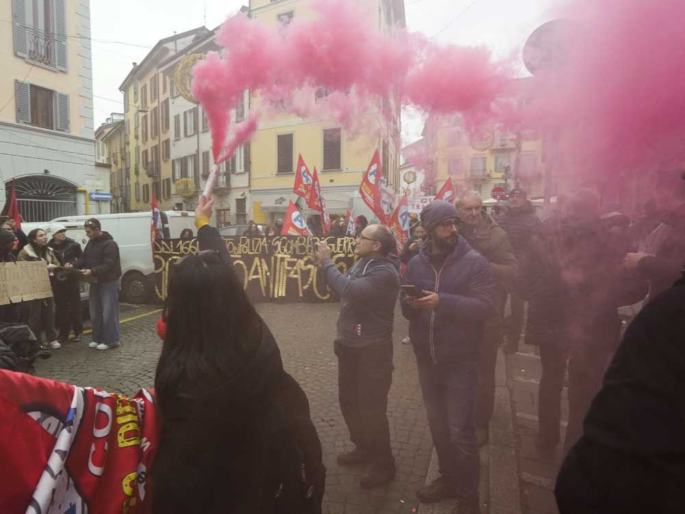 Thousands of workers march across Italy in general strike | Toronto Sun