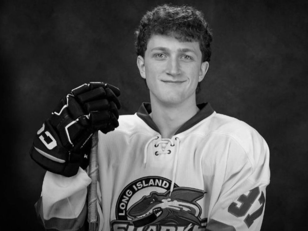 U.S. high school hockey player dies after collapsing on ice | Toronto Sun