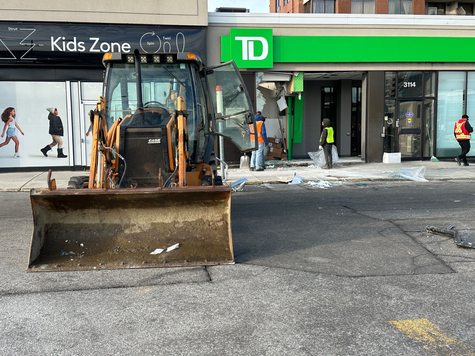 Backhoe used to rob ATM from Toronto bank | Toronto Sun