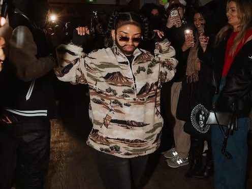 Drake gives female fan $10K after winning look-alike contest | Toronto Sun