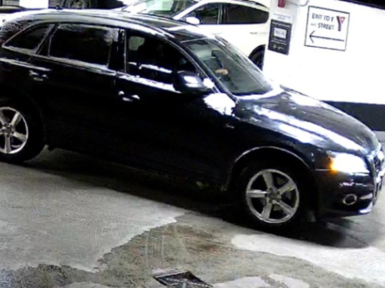 Suspects sought after east-end Toronto parking lot break-in | Toronto Sun