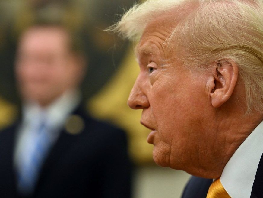 Dame Joan Collins fled club after bread roll attack | Toronto Sun