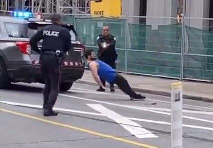 Video captures moment man wielding 2 knives tasered downtown | Toronto Sun
