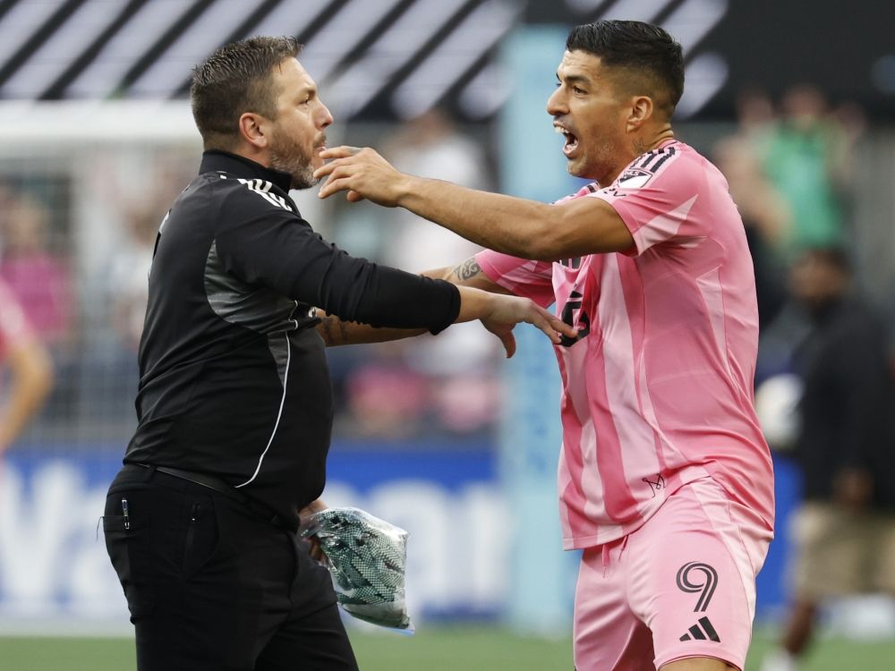 Luis Suarez sparks brawl after spitting on Seattle staffer | Toronto Sun